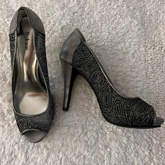Style & Co. | Shoes | Nwt Style Co Beautiful Navea Peep Toe Heels Size ...